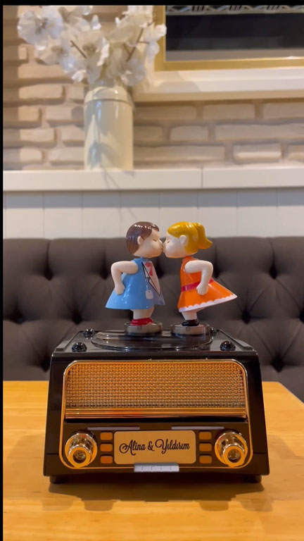 Vintage Radio Dancing Figurines Personalized Music Box | Udelf